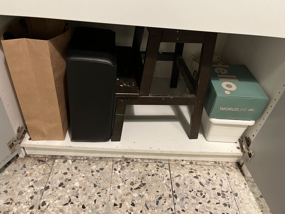 A8126 L13 - Spejlskab inkl. Indhold med div. Hår produkter