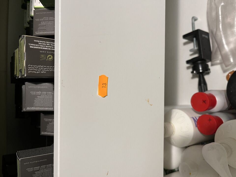 A8126 L13 - Spejlskab inkl. Indhold med div. Hår produkter