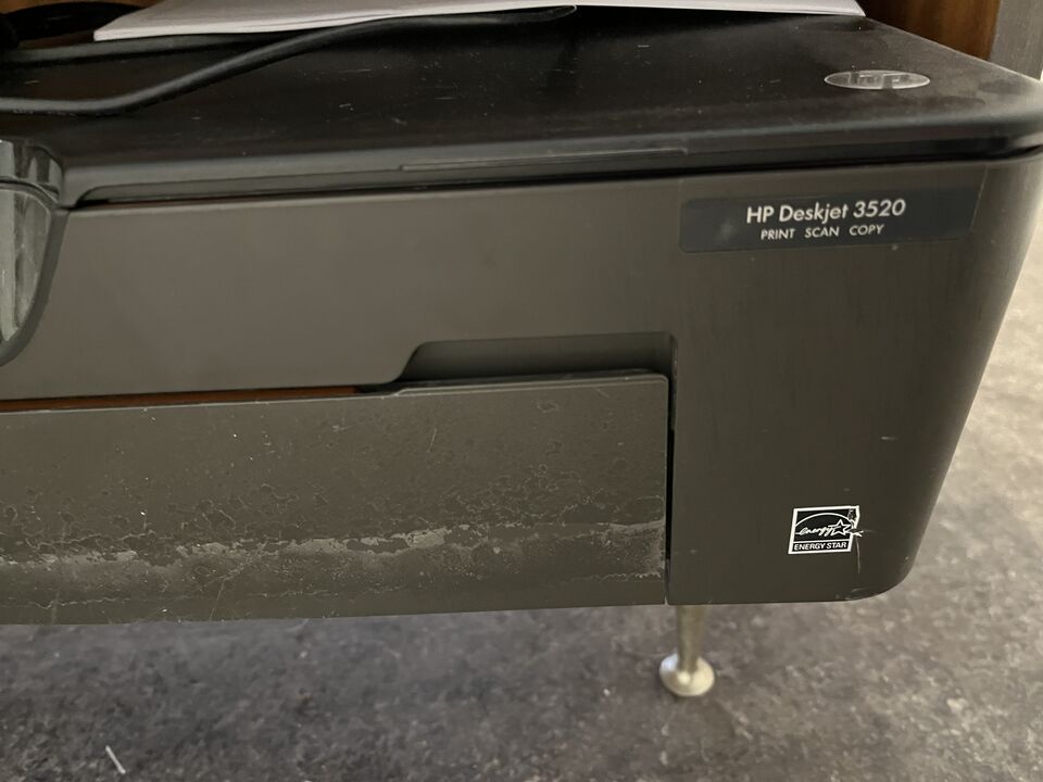 A8126 L16 - Disk med glasdisplay inkl. Indhold | Auktionshuset dab A/S