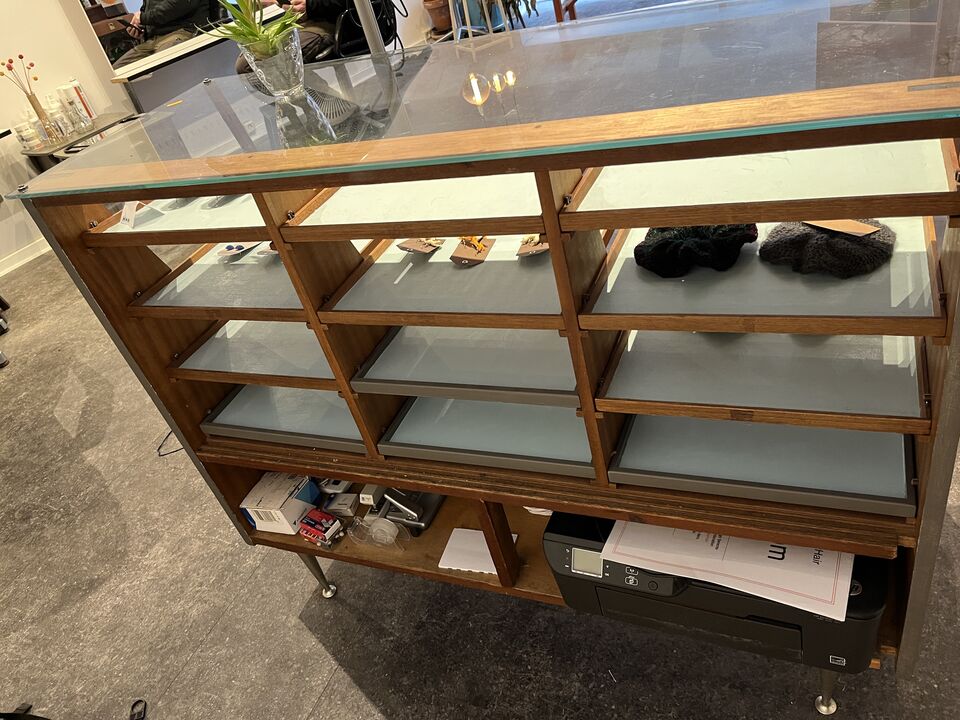 A8126 L16 - Disk med glasdisplay inkl. Indhold | Auktionshuset dab A/S