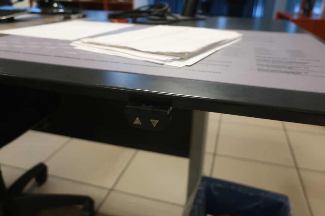 A7714 L341 - Magasinholder | Auktionshuset dab A/S