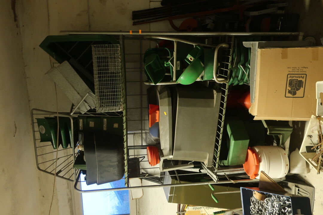 A7748 L341 - Reol inkl. indhold (se billeder) | Auktionshuset dab A/S