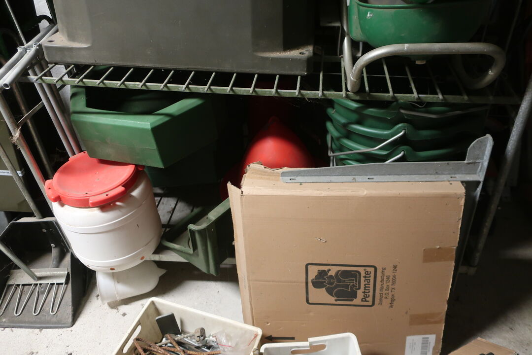 A7748 L341 - Reol inkl. indhold (se billeder) | Auktionshuset dab A/S