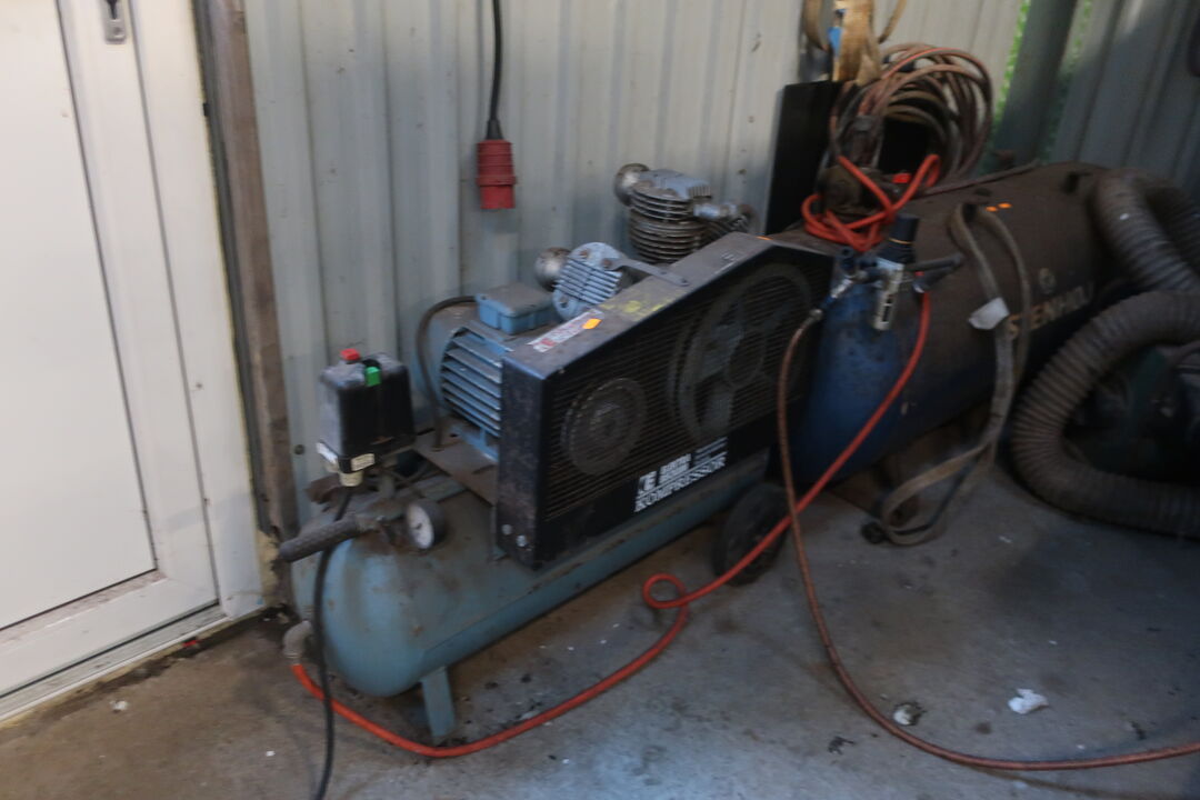 A7748 L341 - Reol inkl. indhold (se billeder) | Auktionshuset dab A/S