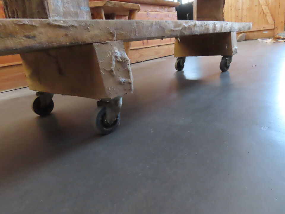 A7617 L2055 - Reol/træplanker på hjul | Auktionshuset dab A/S